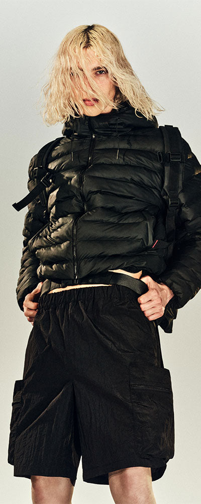 Rains Officiell Webbshop | Vattentäta ytterkläder och väskor