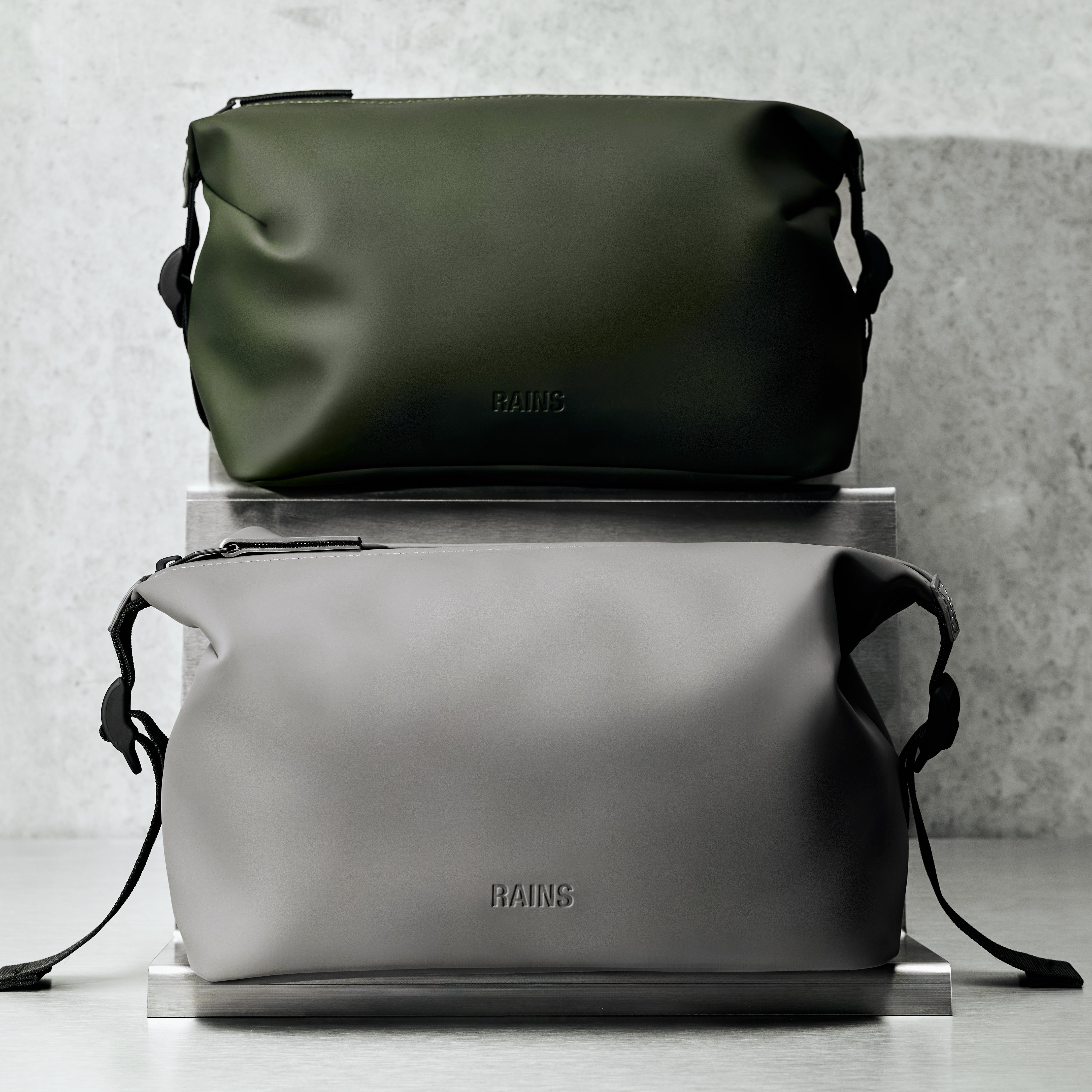 Rains Officiell Webbshop | Vattentäta ytterkläder och väskor