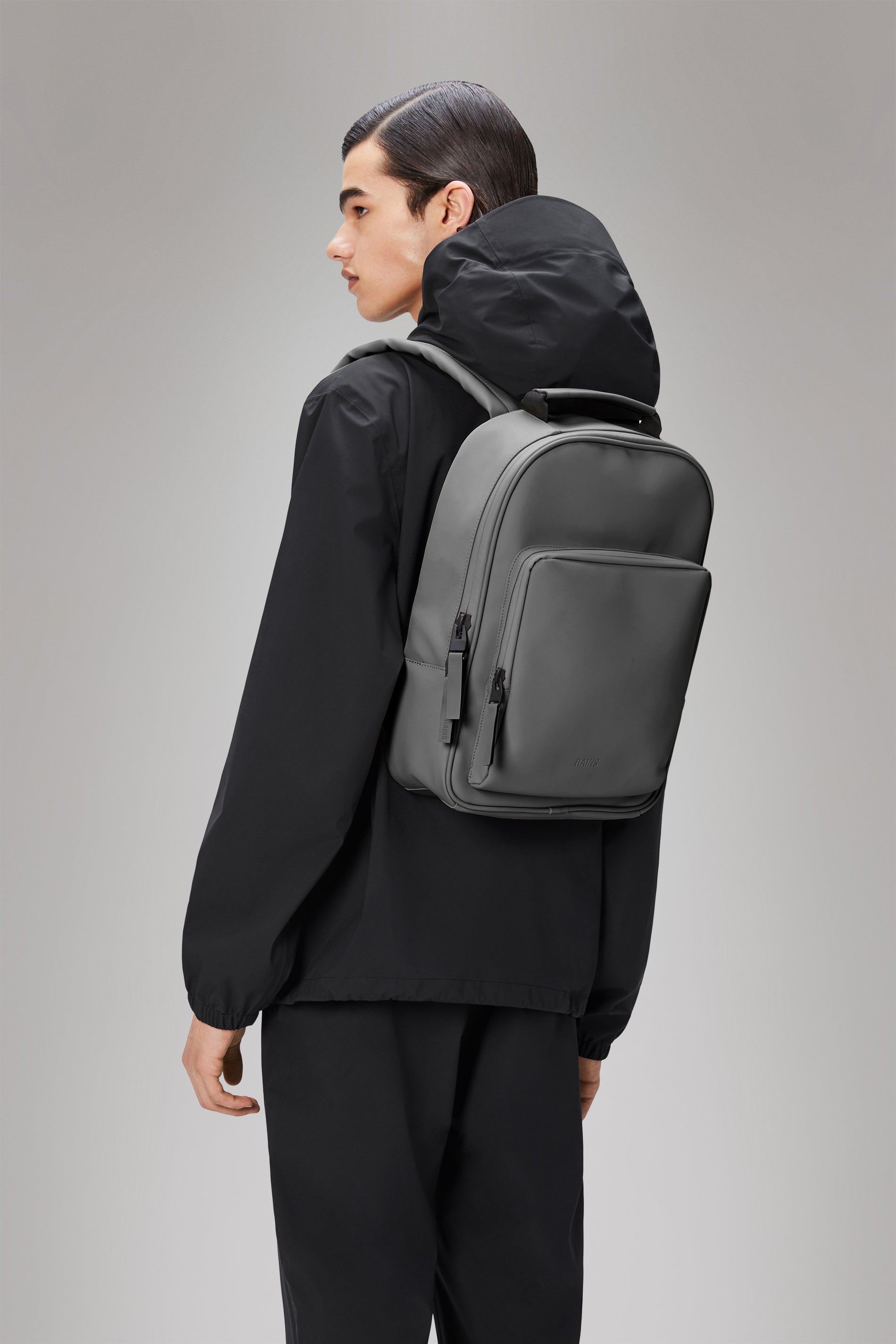 Rains® Black Book Daypack för 999 kr | Fri Frakt