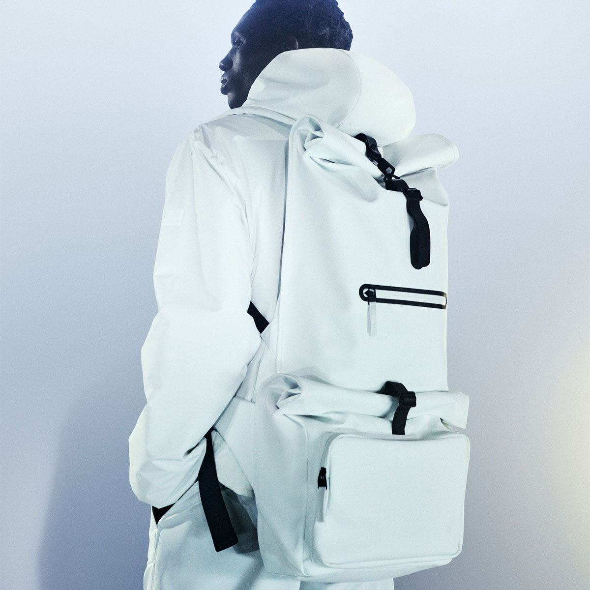 Rains Officiell Webbshop | Vattentäta ytterkläder och väskor